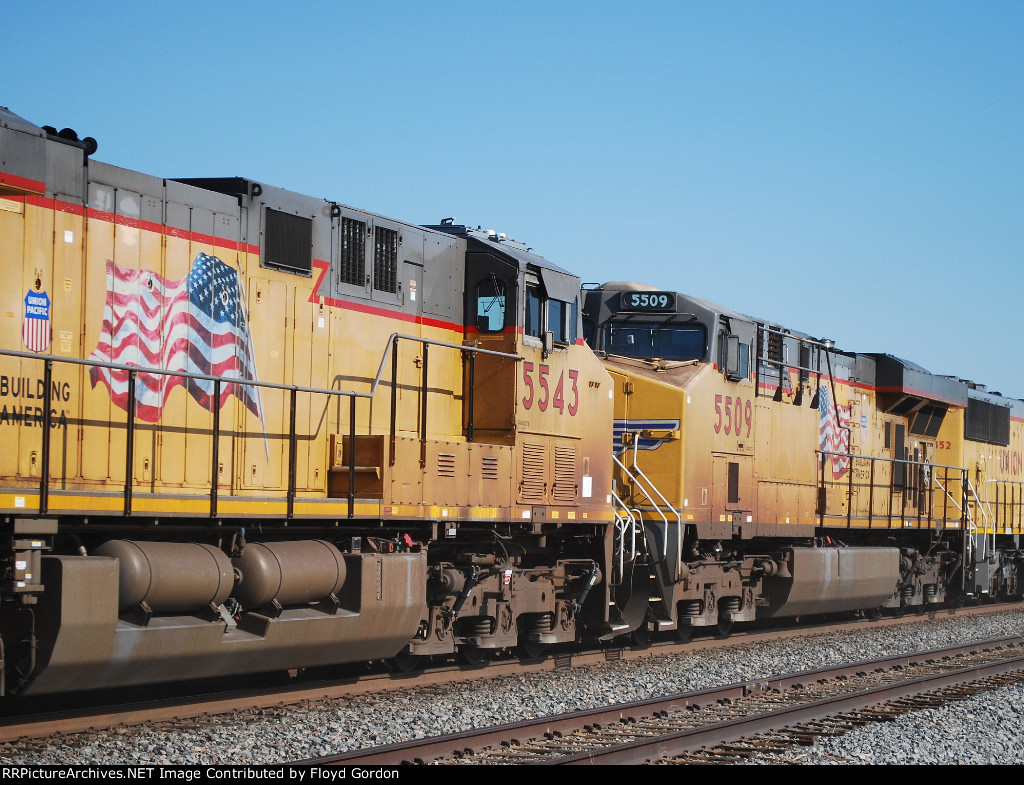 UP 5509 & UP 5543 on point of UP freight